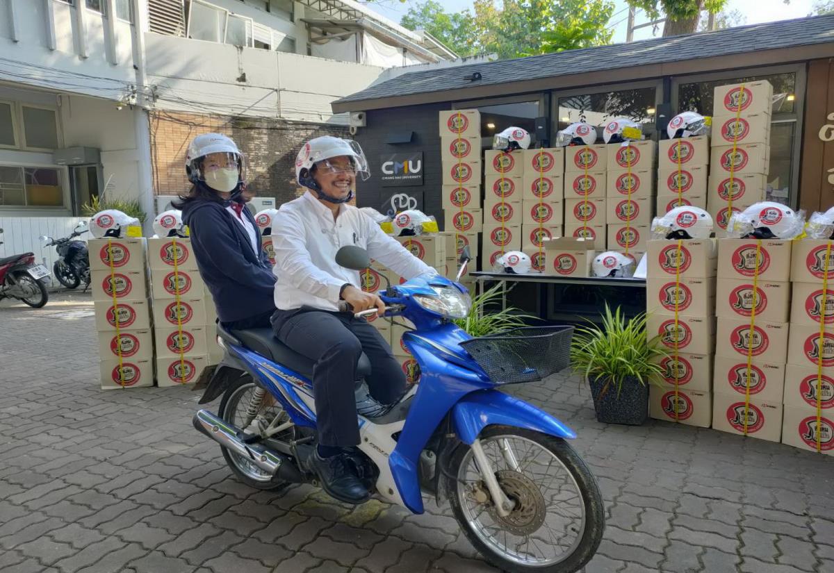 ข่าวสาร : รับมอบหมวกกันน๊อค “สังคมหัวแข็ง” จำนวน 150 ใบ สร้างความปลอดภัย วินัยจราจร มช. ...